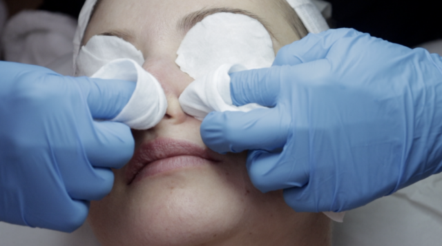 How to do a Professional Facial: 10 Step of Facial Treatment