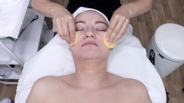 How to do a Professional Facial: 10 Step of Facial Treatment